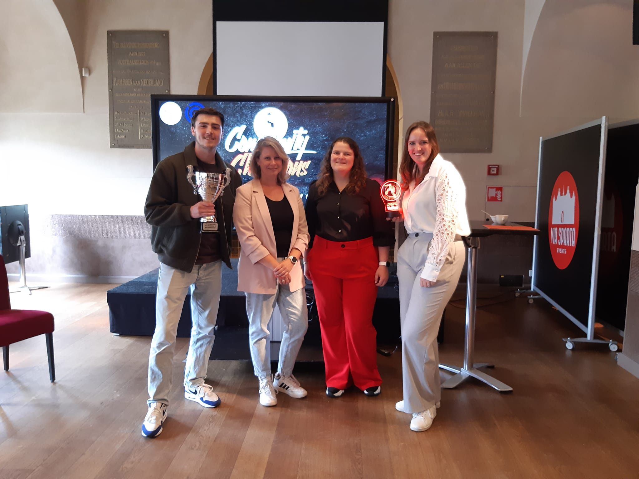 Certificaat voor leerlingen Discovery College na afronding project ...